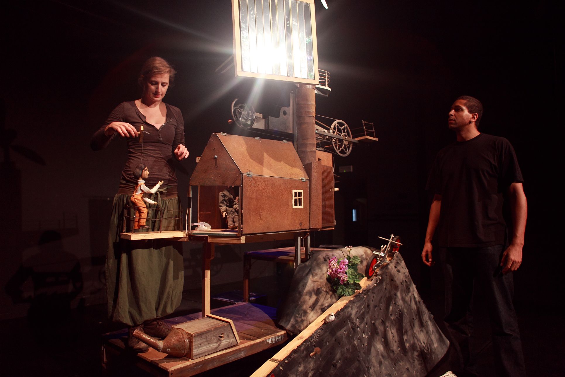 Mini teater v naslednjih dneh s šestimi predstavami na treh mednarodnih ...